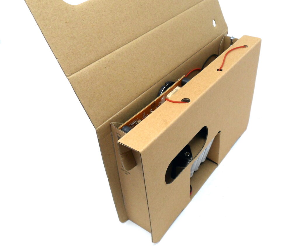 Cardboard Radio de Suck UK. ¡Radio sostenible de cartón!