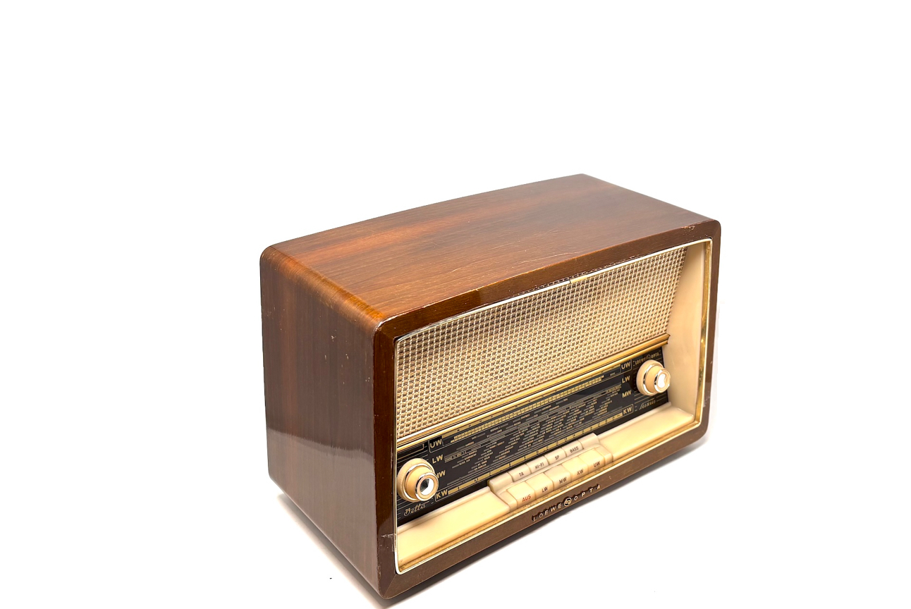 Radio Loewe Opta Bella Luxus 5414W del año 1960